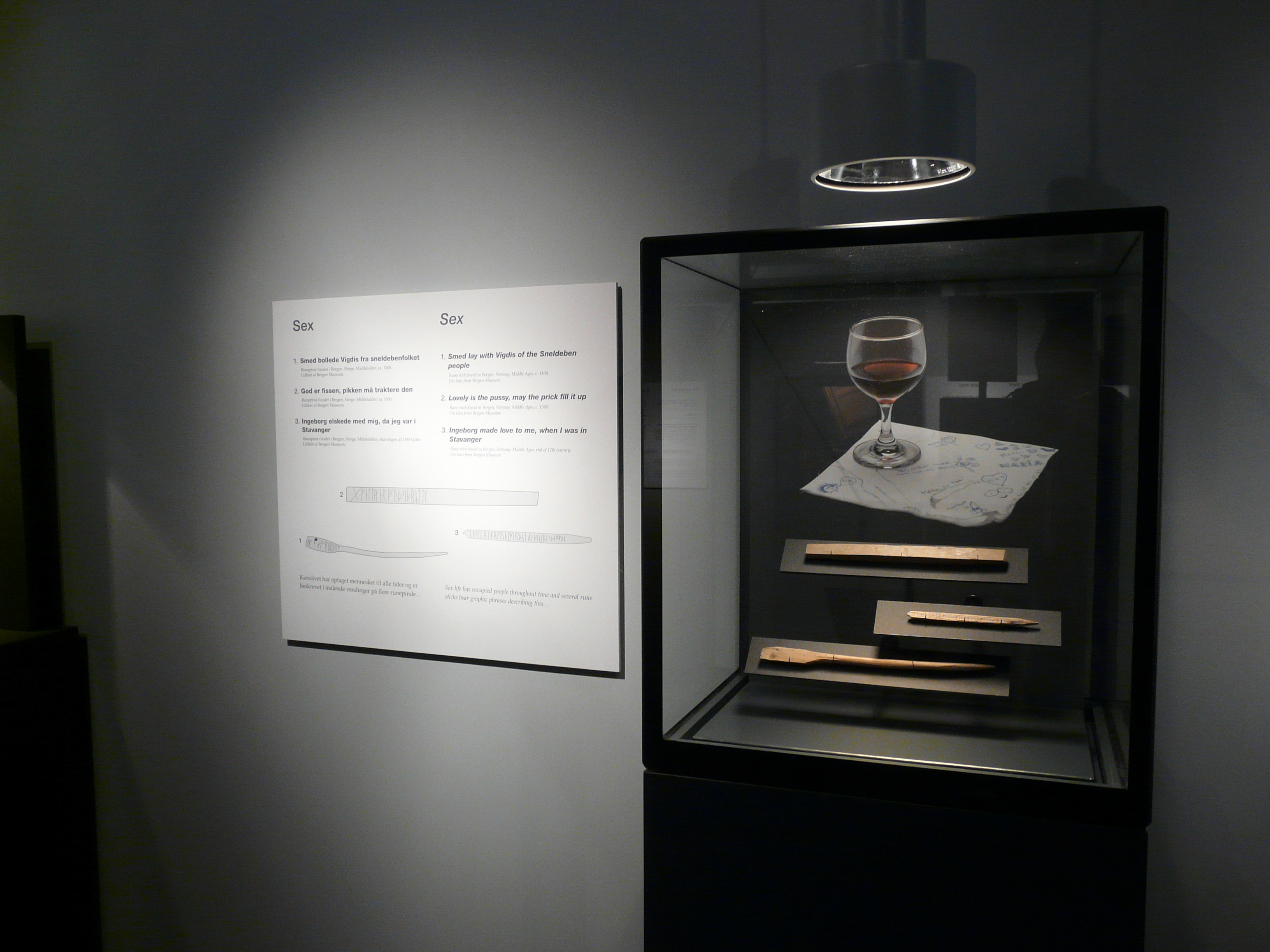 Runeudstillingen – System Standex