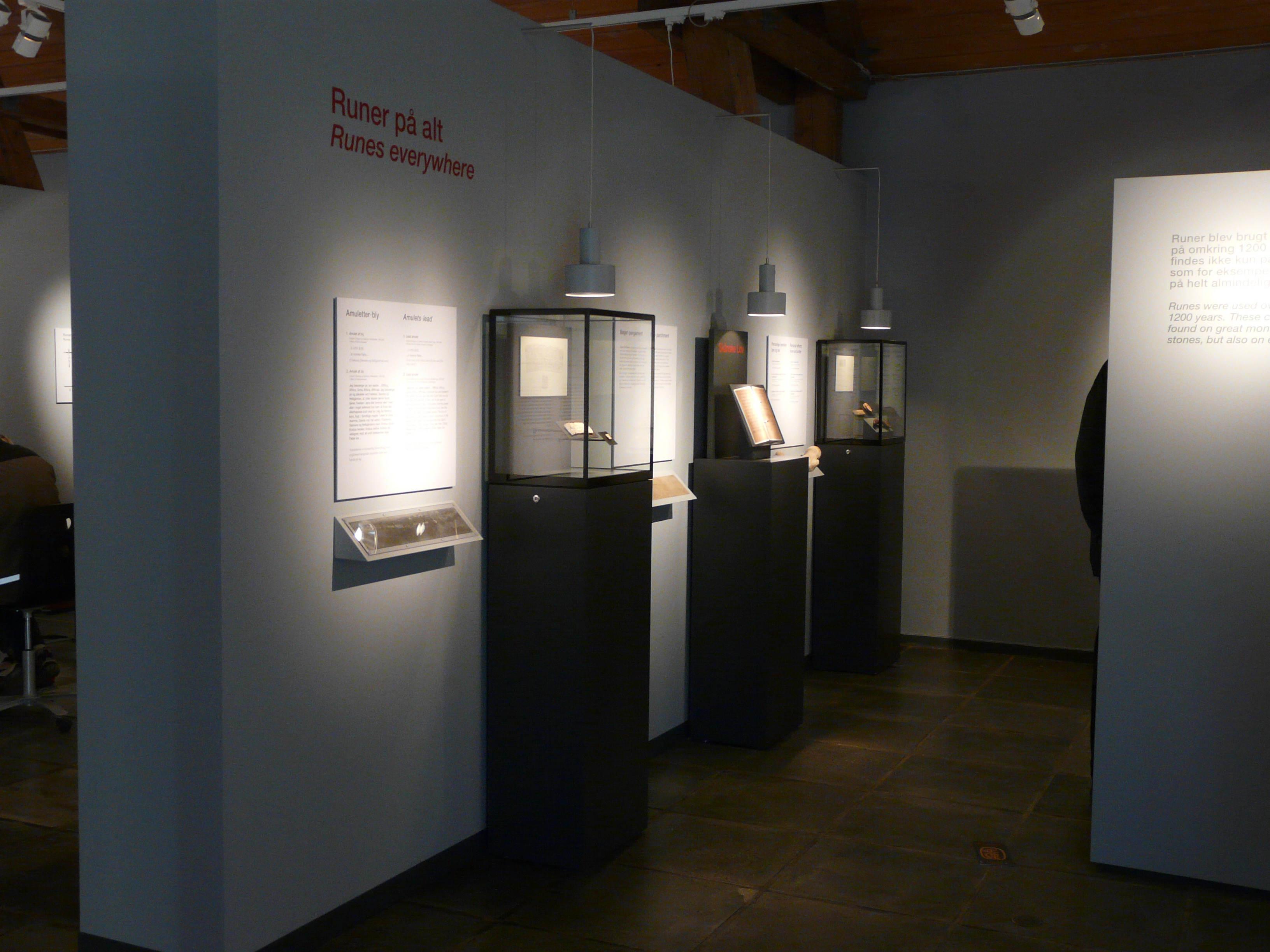 Runeudstillingen – System Standex