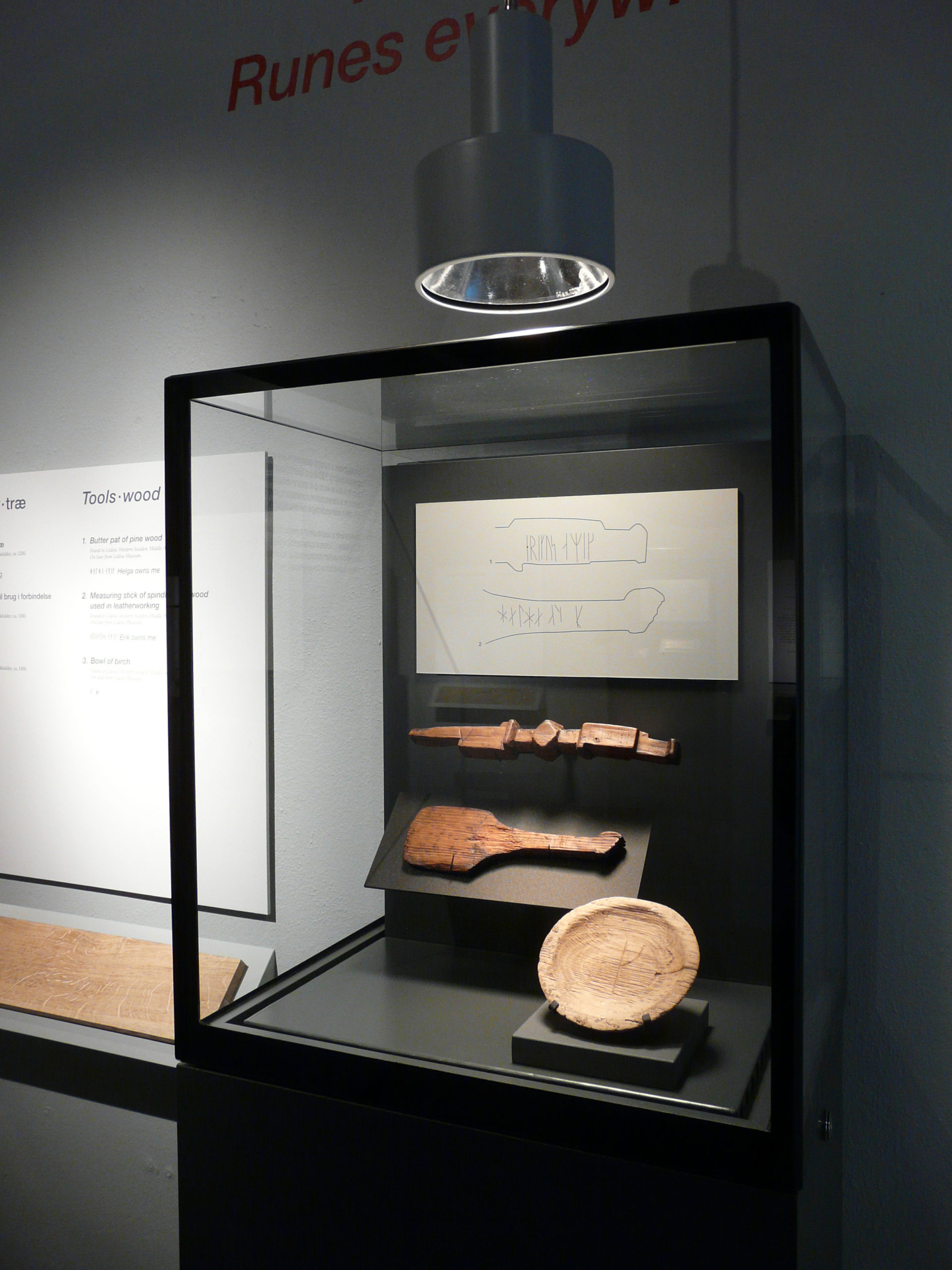 Runeudstillingen – System Standex