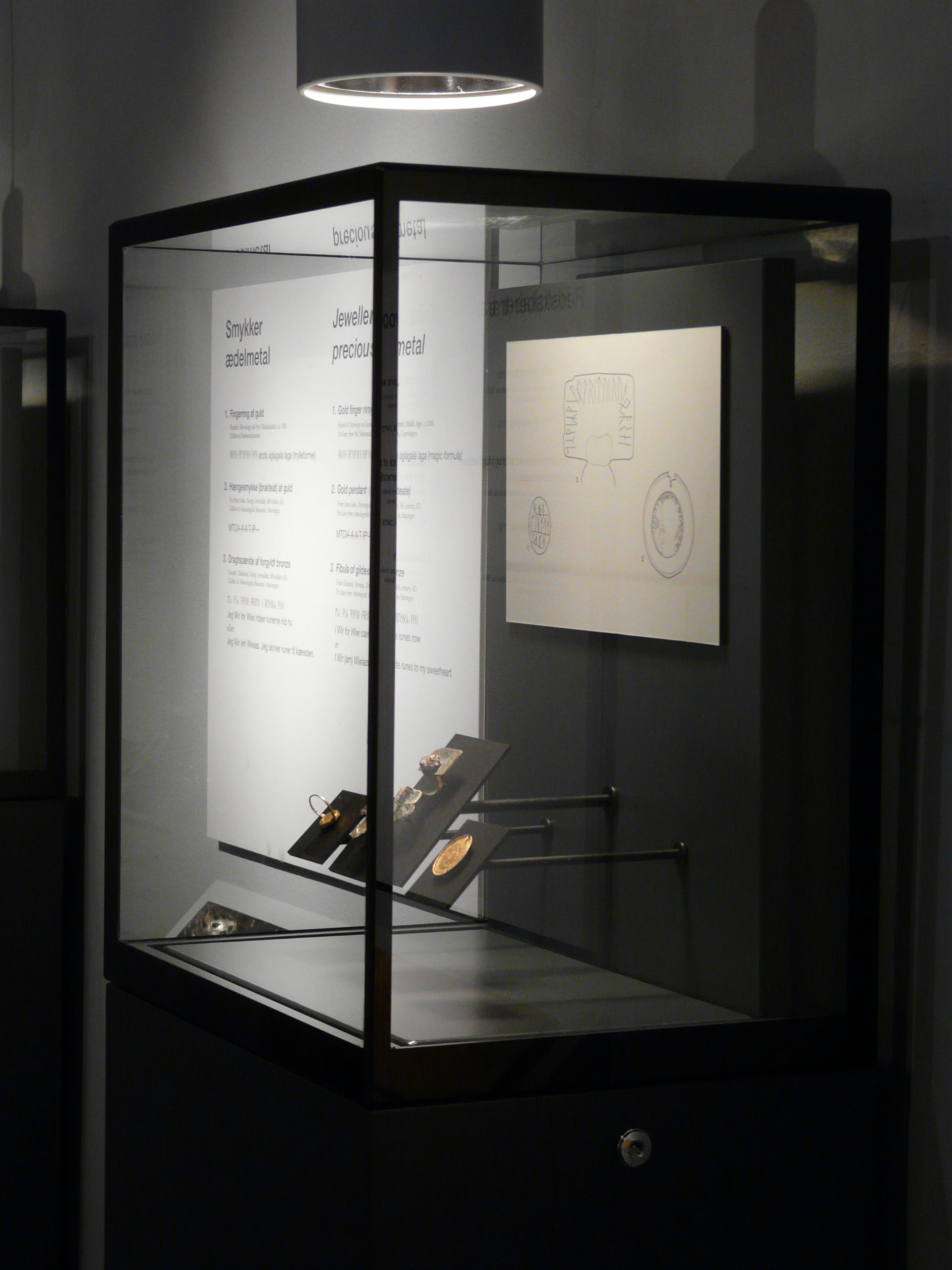 Runeudstillingen – System Standex